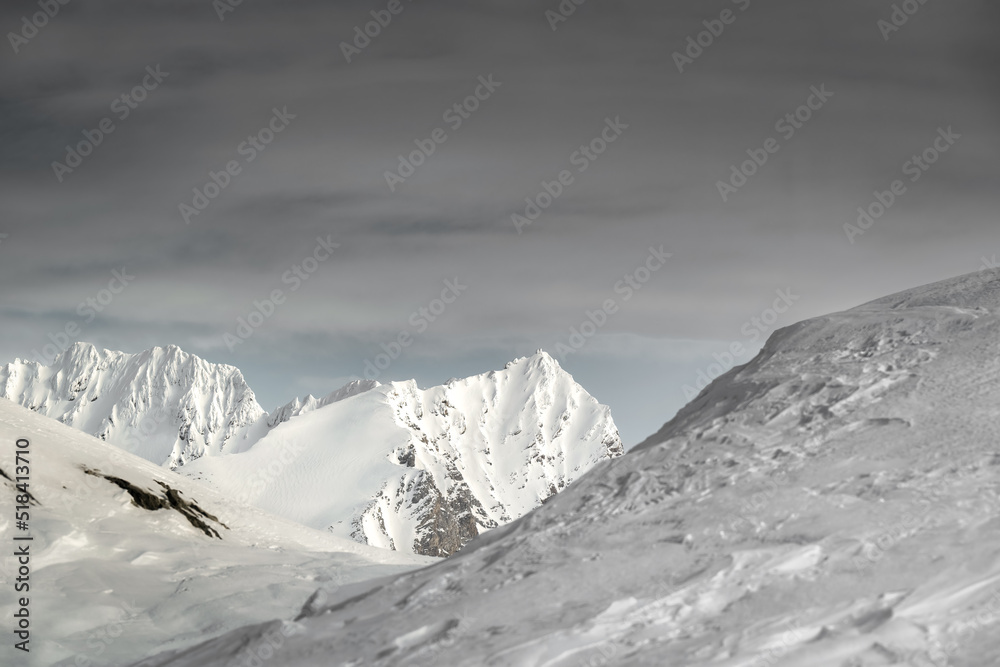 Foto de 2022-07-20 SNOW COVERED JAGGED PAEKS WITH SOME ROCK EXPOSED ...