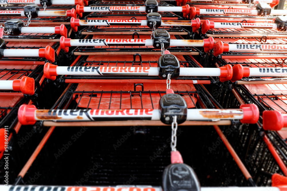 Chariot, caddie enseigne Intermarché Les Mousquetaires Stock Photo ...
