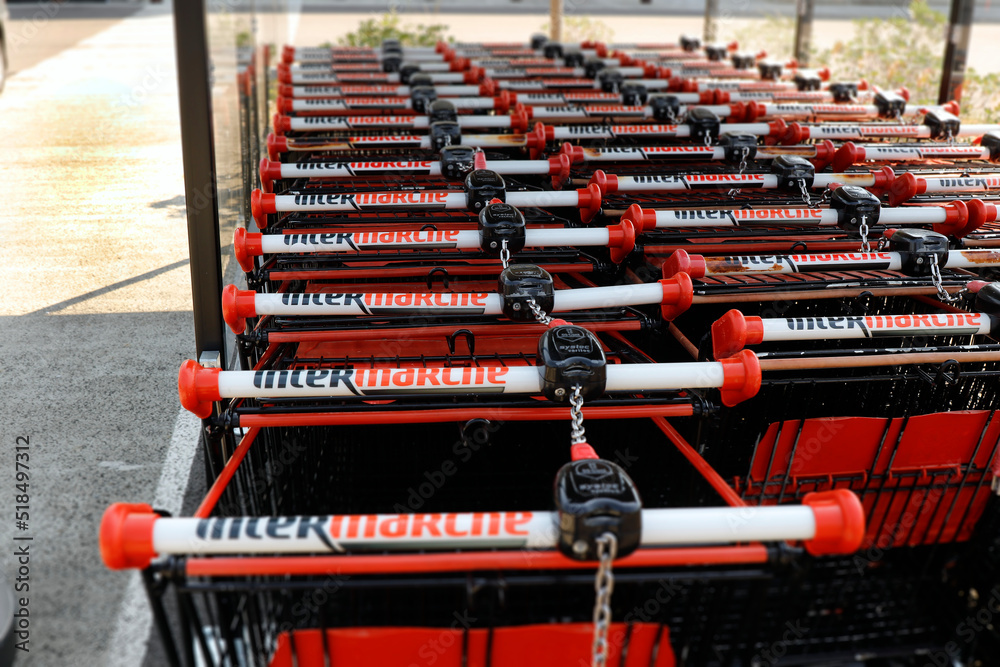 Foto de Chariot, caddie enseigne Intermarché Les Mousquetaires do Stock ...