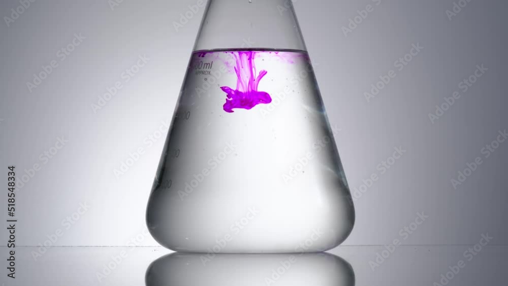 Vidéo Stock Fluid flow into circle beaker for science advertising ...