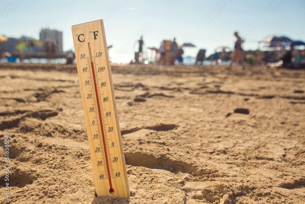 Hot weather. A temperature scale on a beach shows high temperatures ...