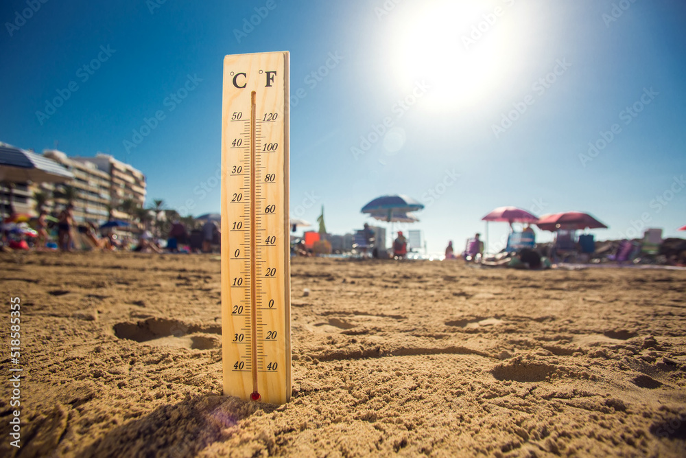 Hot weather. A temperature scale on a beach shows high temperatures ...