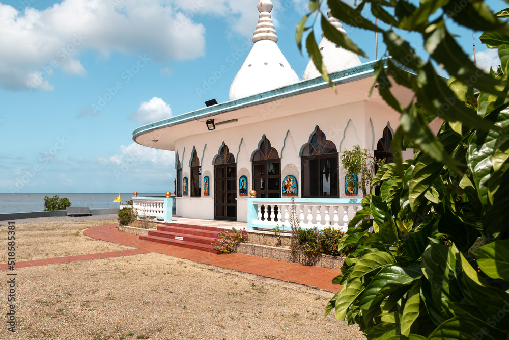 Foto de The Hindu Temple in the Sea was built by indentured labourer ...