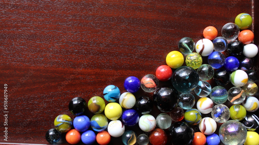 Coleccion de canicas en diferentes colores Stock Photo | Adobe Stock