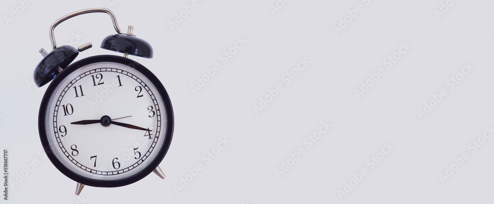 Foto de Analog alarm clock pointing at hours, minutes, seconds to ...