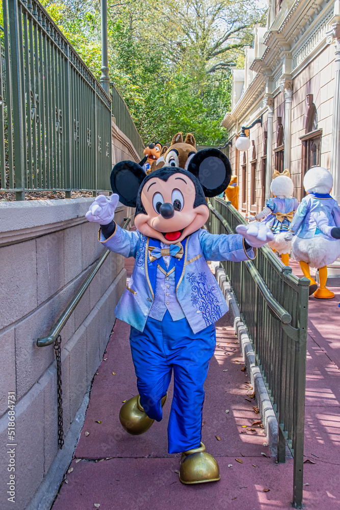 Foto de Mickey mouse character at DIsney Magic Kingdom do Stock | Adobe ...