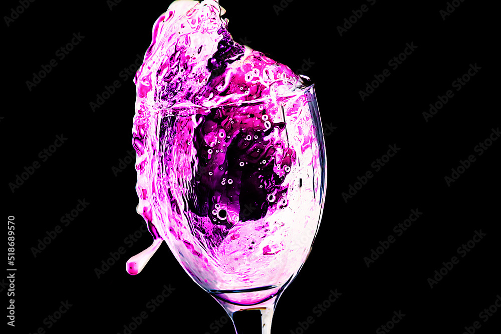 Splash de líquido colorido numa taça de vidro. Efeito em fotografia ...