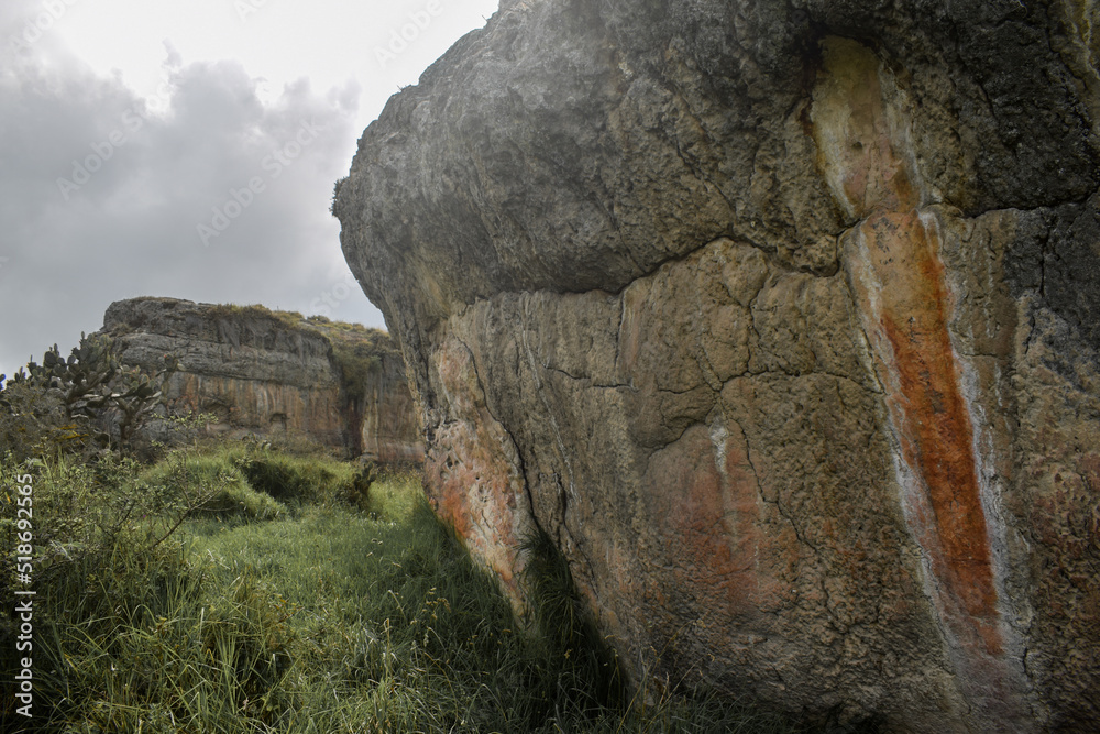 Foto de Antiguas rocas grandes con arte rupestre, antiguo territorio ...