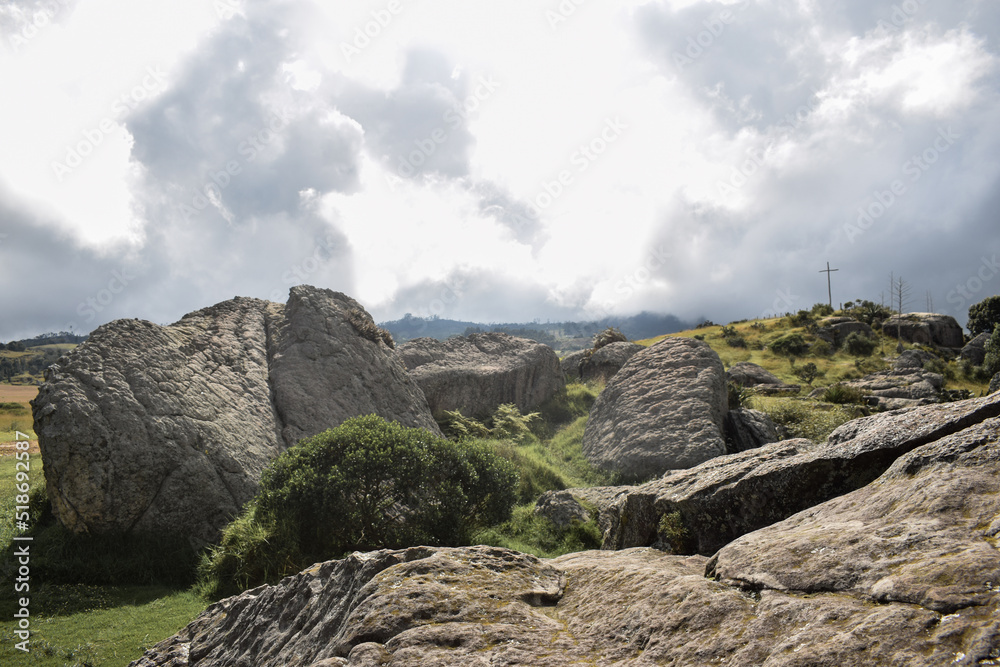 Paisaje de clima páramo con antiguas rocas grandes, antiguo territorio ...
