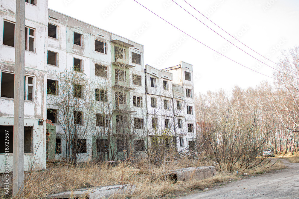 Foto de Dilapidated residential building with empty windows, collapsed ...