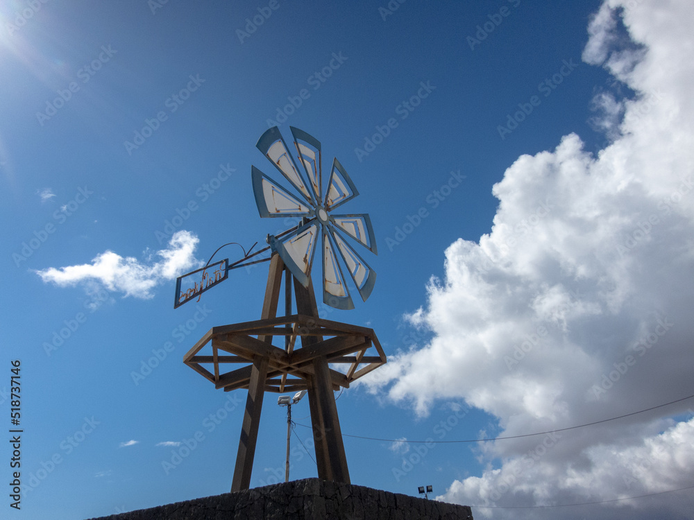 Molino de viento antiguo de madera con las aspas de color azul y blanco ...