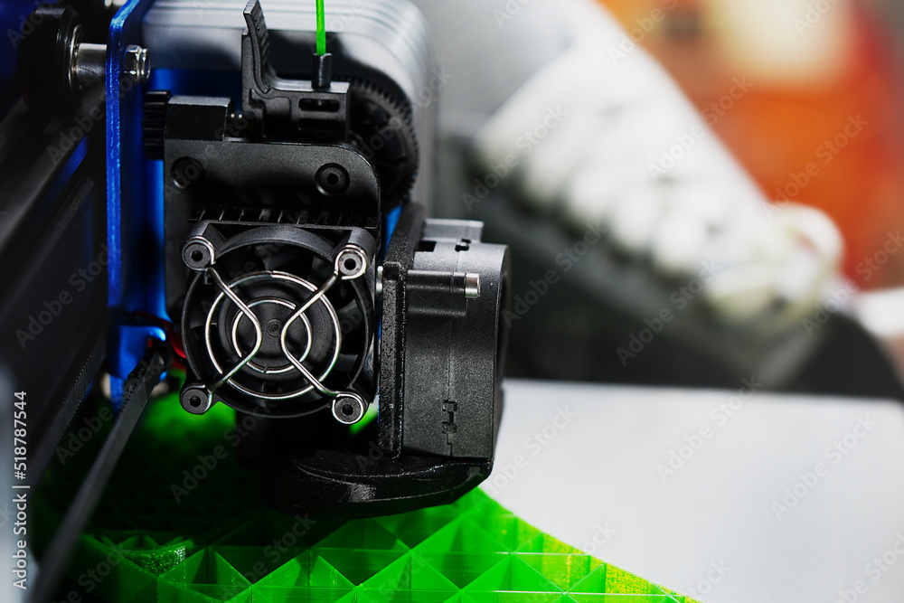 Stockfoto Print head of FDM-printer makes green shoe sole on steel ...