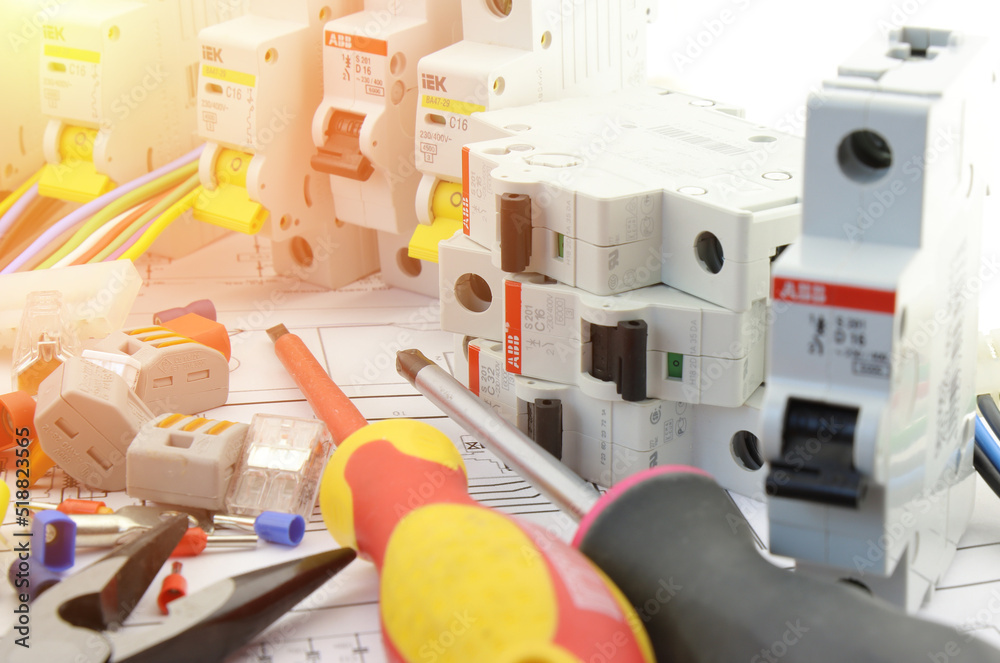 Automatic current switches and materials for the installation of the ...