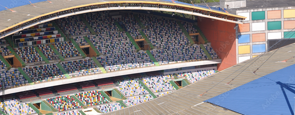 Bancadas do interior do estádio da cidade de Leiria em Portugal Stock ...