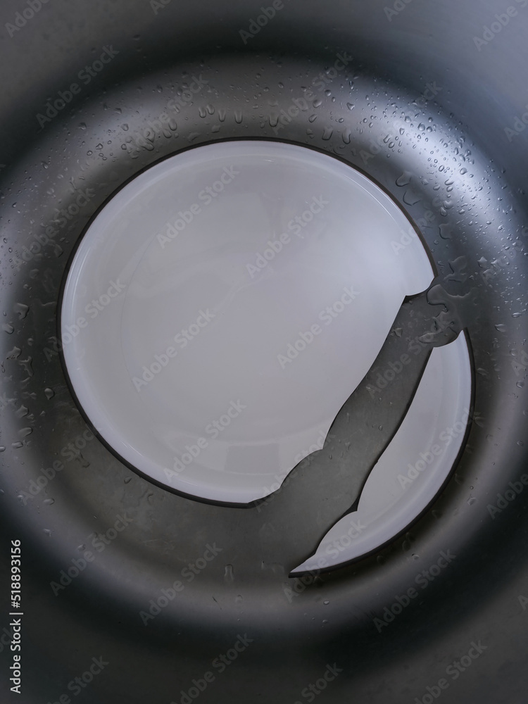 Ceramic plate broke apart. Failure in the kitchen during meal ...