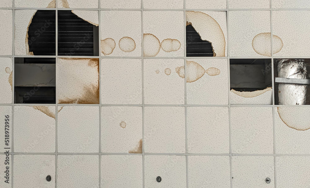 Foto de Destroyed shopping mall ceiling. Building repair. Roof leakage ...