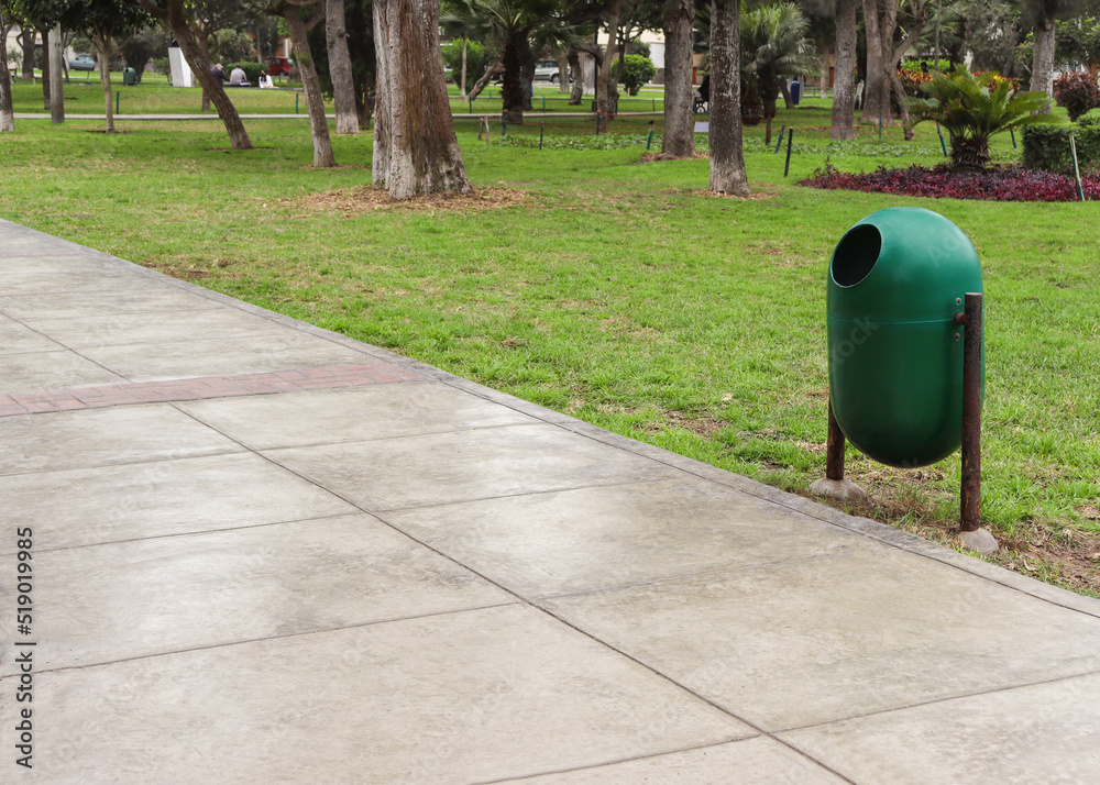 Desechar la basura en los tachos de basura en el parque para preservar ...