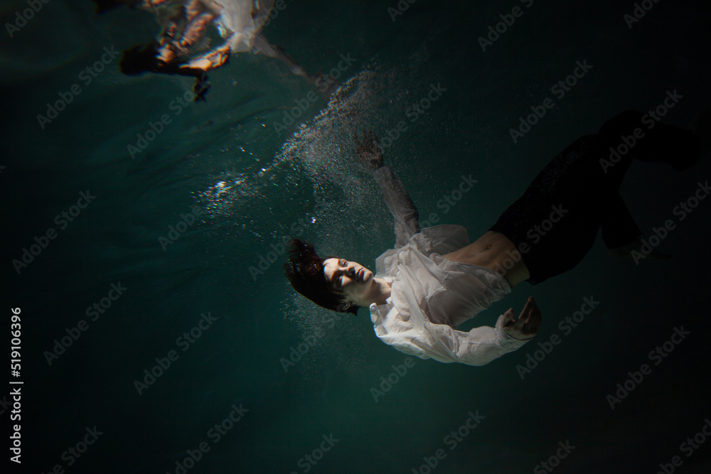 Foto Stock Sink. A young man is going to the bottom. A guy in a white ...
