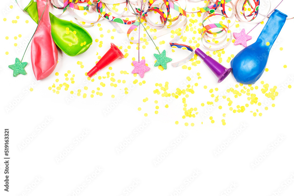 Confeti, serpentina, globos, estrellas sobre un fondo blanco liso y ...