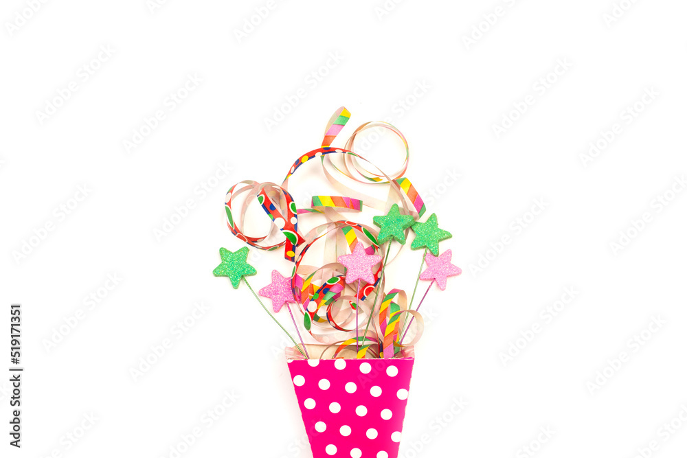 Foto de Confeti, serpentina, estrellas junto a un cono de cartón a ...