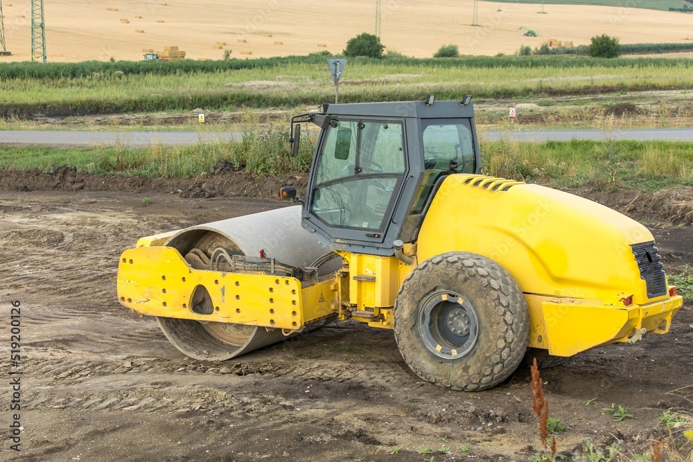 Foto Stock Heavy Vibration roller at compaction pavement works during ...