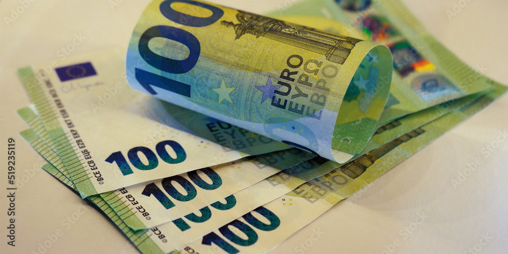 100-Euro-Scheine ausgelegt und gerollt als Nahaufnahme 스톡 사진 | Adobe Stock