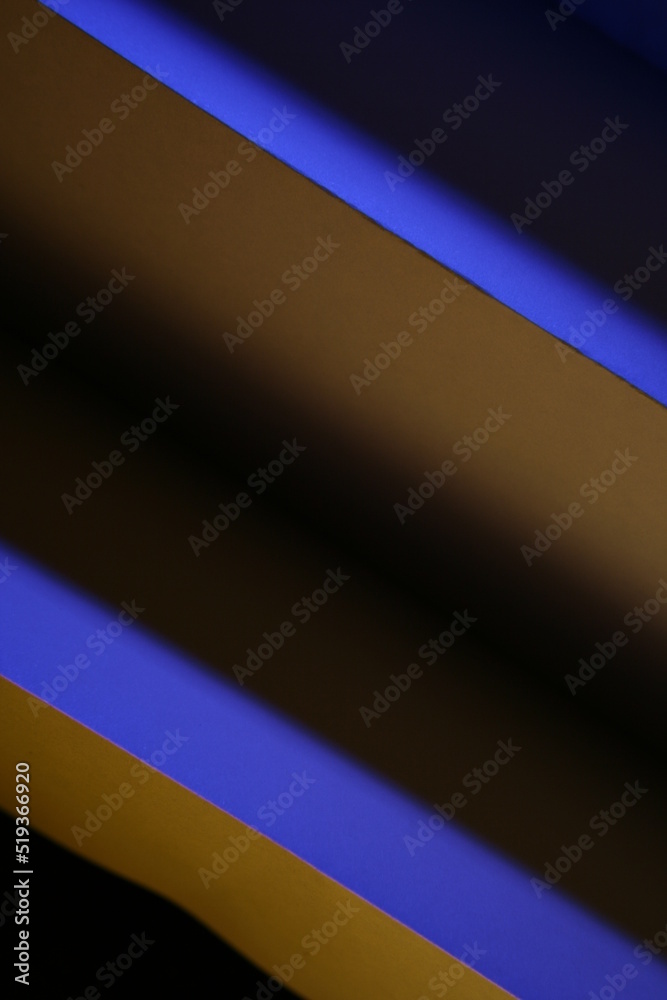 Papel para impresiones digitales doblado en forma oblicua presenta un ...