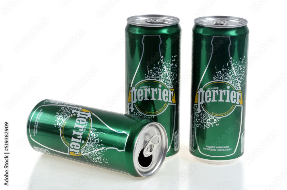 Canette de Perrier vide avec deux canettes de Perrier pleines en gros ...