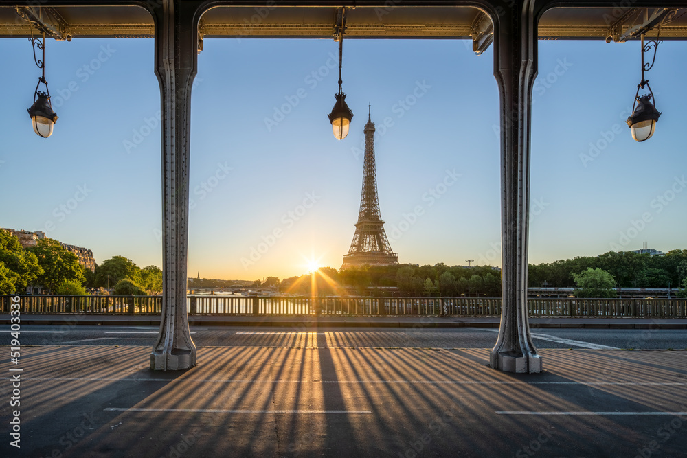 Pont de Bir-Hakeim and Eiffel Tower at sunrise, Paris, France Stock ...