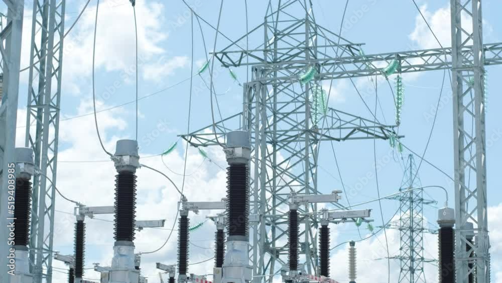 Motion past glass insulators on supports and cable bus pipes in ...