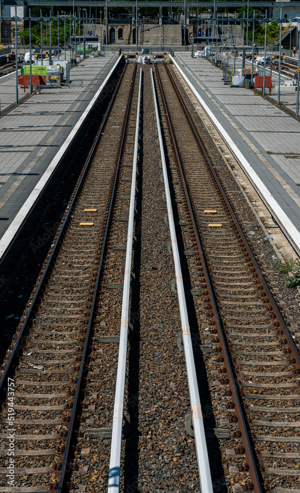 Bahnsteige und Gleise am S-Bahnhof Olympiastadion, Berlin Stock Photo ...