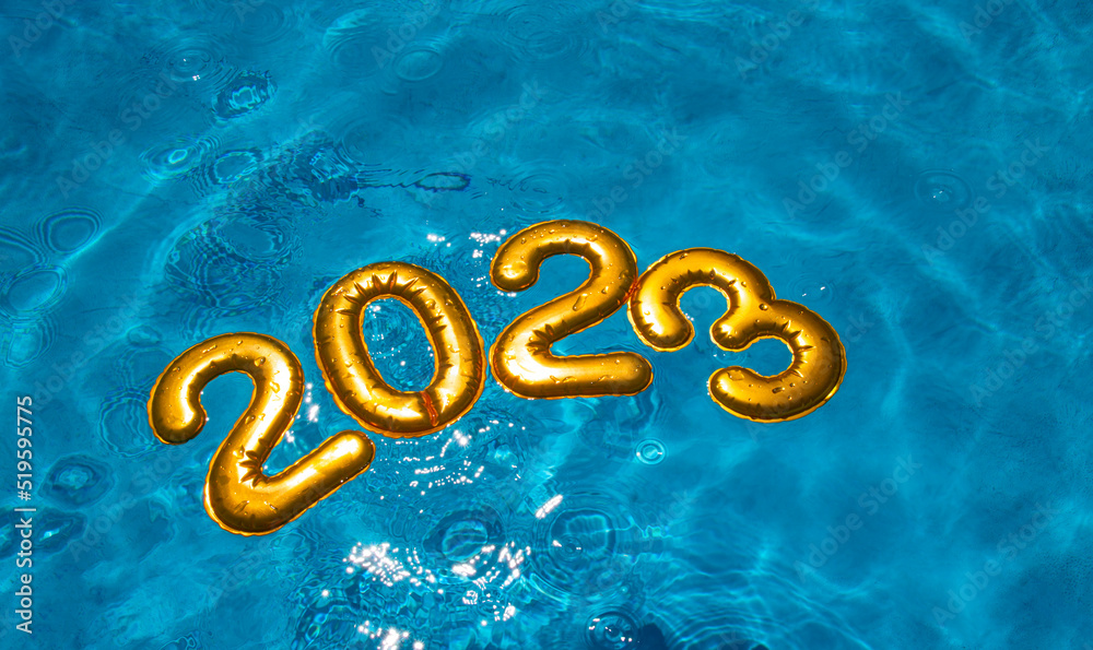 figures 2023 new year float in the blue pool in splashes of water Stock ...