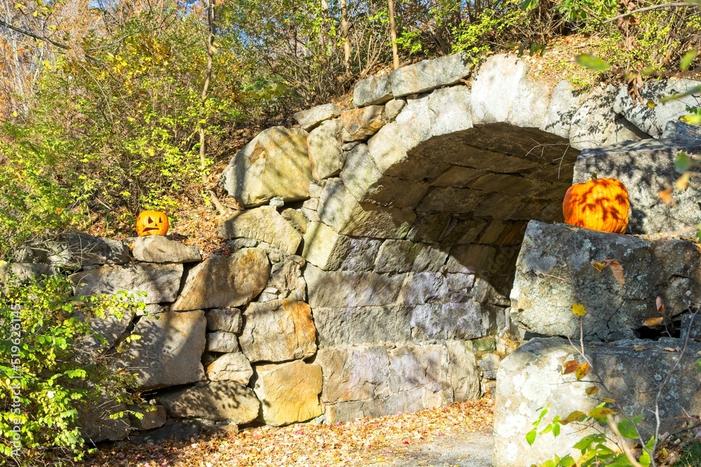 Foto de Old stone arch railroad bridge forms entrance to weir hill ...