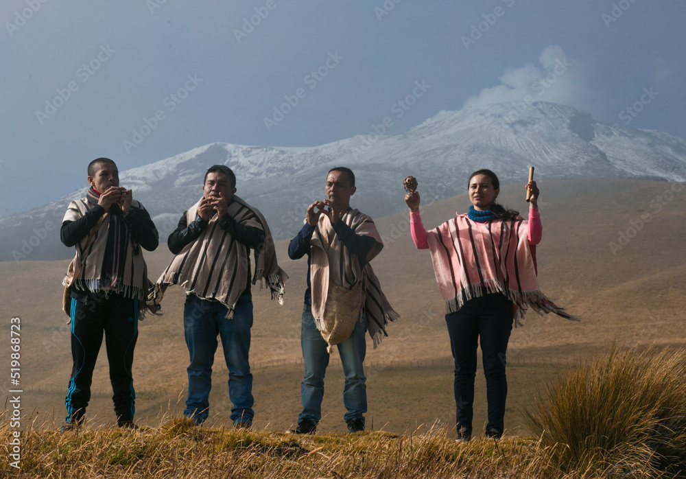 retrato de de grupo de indígena en la montaña tocando instrumentos ...