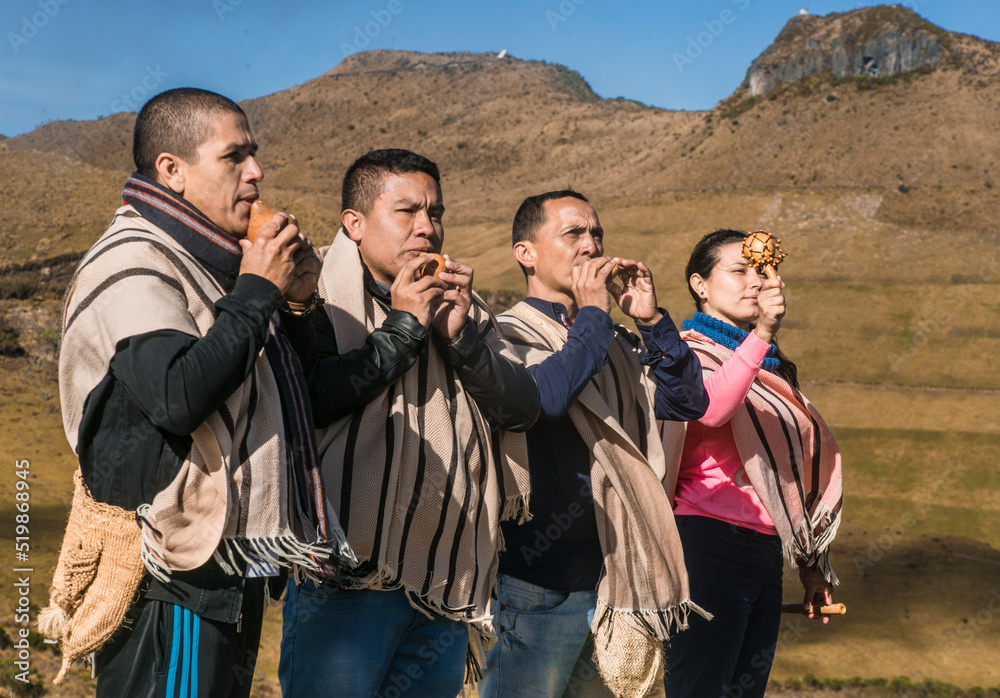 retrato de de grupo de indígena en la montaña tocando instrumentos ...