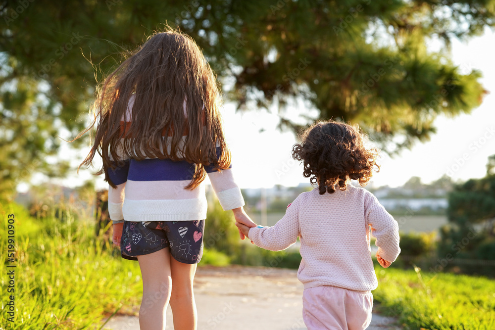 Niñas hermanas juntas y amorosas caminando y dando un paseo en el ...