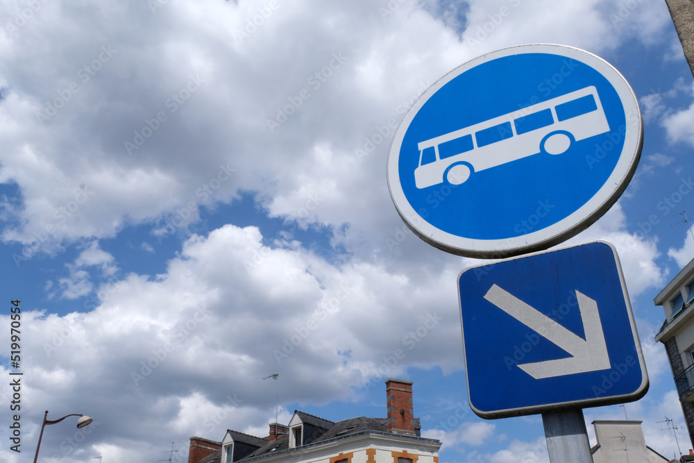 Panneau de signalisation indiquant une voie réservée aux bus Stock ...