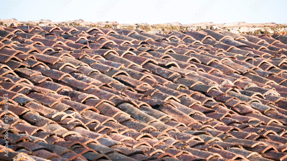 Tejado rústico de tejas de arcilla en casa rural Stock Photo | Adobe Stock