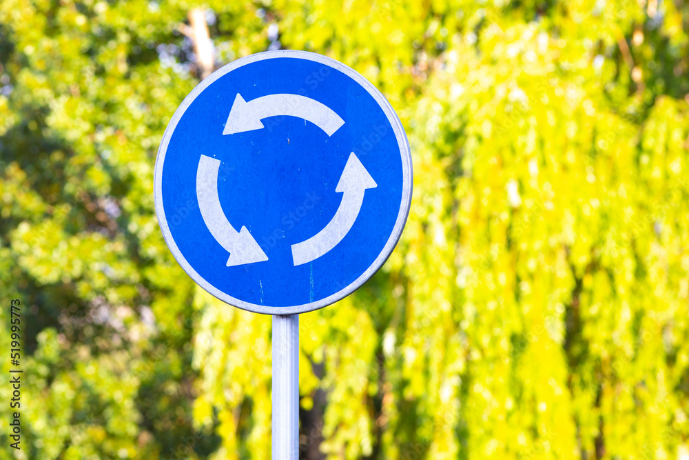 Señal de tráfico azul (informativo) indicando rotonda / circunvalación ...