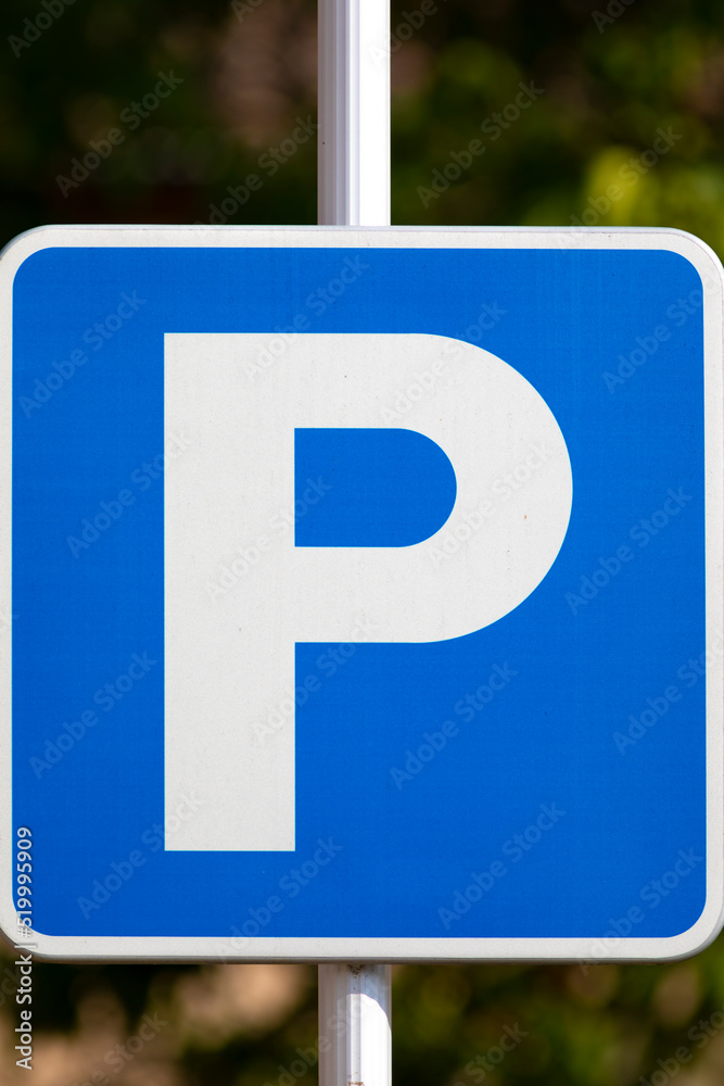 Señal de tráfico cuadrado azúl con la letra "P" de parking Stock Photo ...