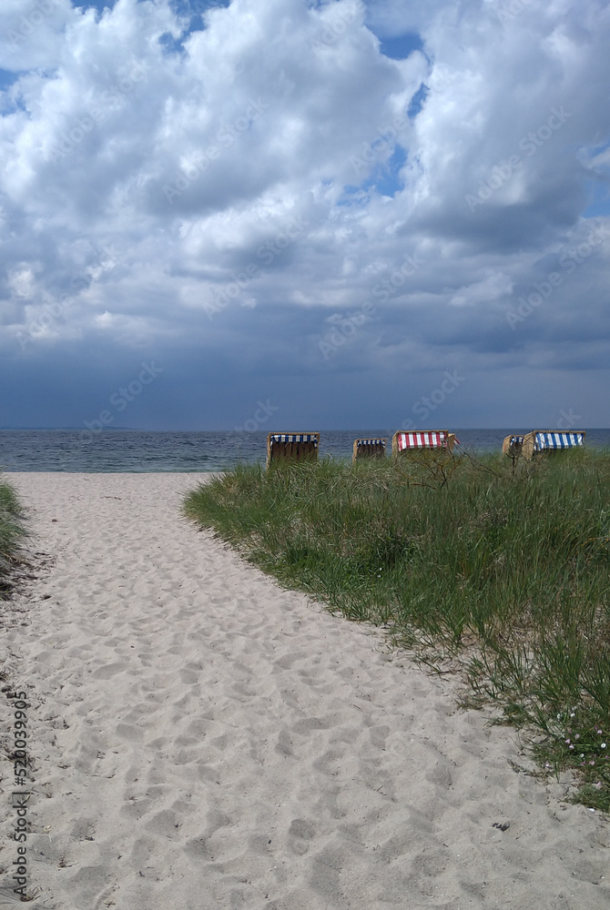 Dünenweg mit Strandkörben zum Strand Timmendorf auf der Insel Poel ...