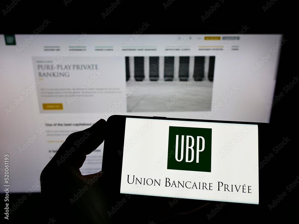 Foto de Stuttgart, Germany - 01-08-2022: Person holding mobile phone ...