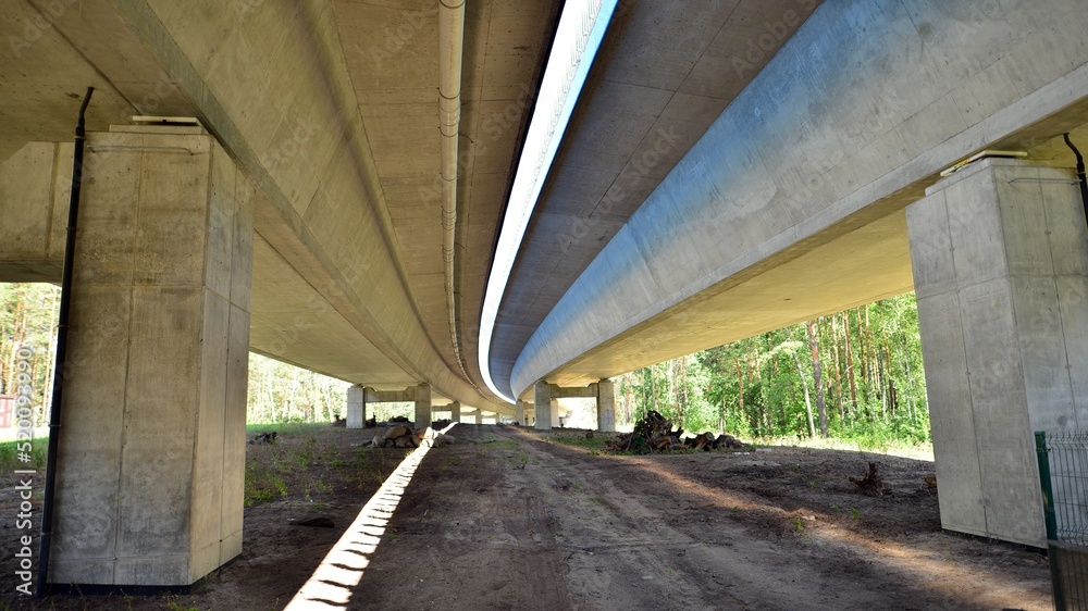 Highway overpass bridge concrete structure with columns. Stock-Foto ...