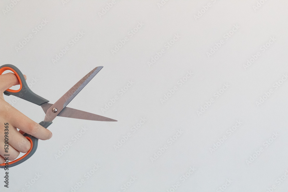 Forbice con mano che taglia banner orizzontale su sfondo bianco Stock ...