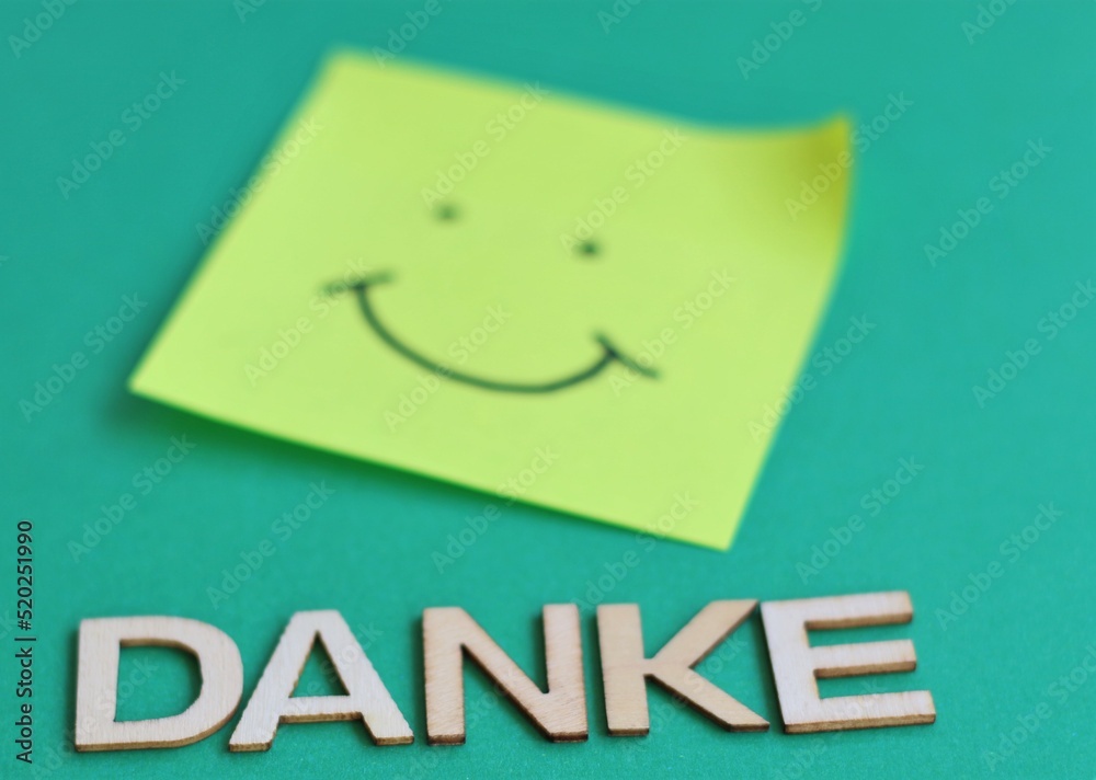 Danke Postit Smiley auf Gruenen Hintergrund mit dem Wort Danke Stock ...