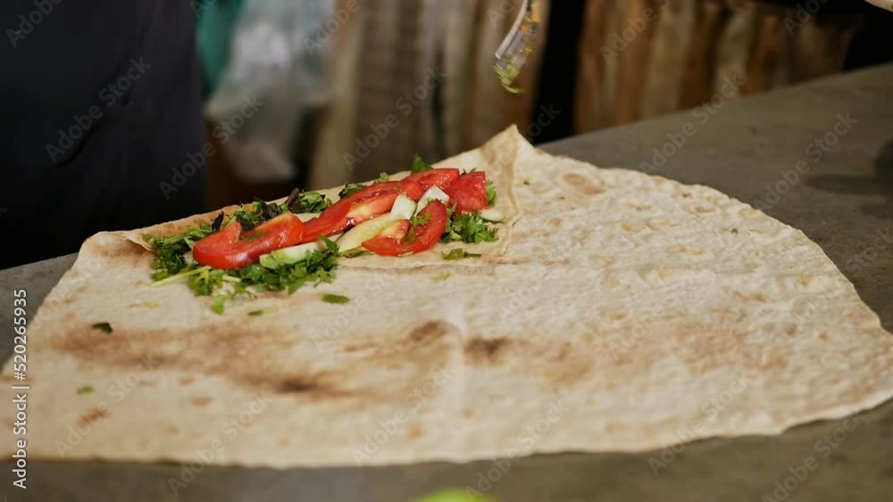 Vidéo Stock close-up of the process of cooking shawarma in lavash: The ...