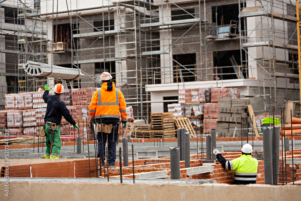 Albañiles trabajando en obra de construcción de un chalet. Stock Photo ...