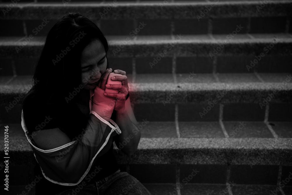 A beautiful Asian girl broke her arm and splinted,Woman accidentally ...