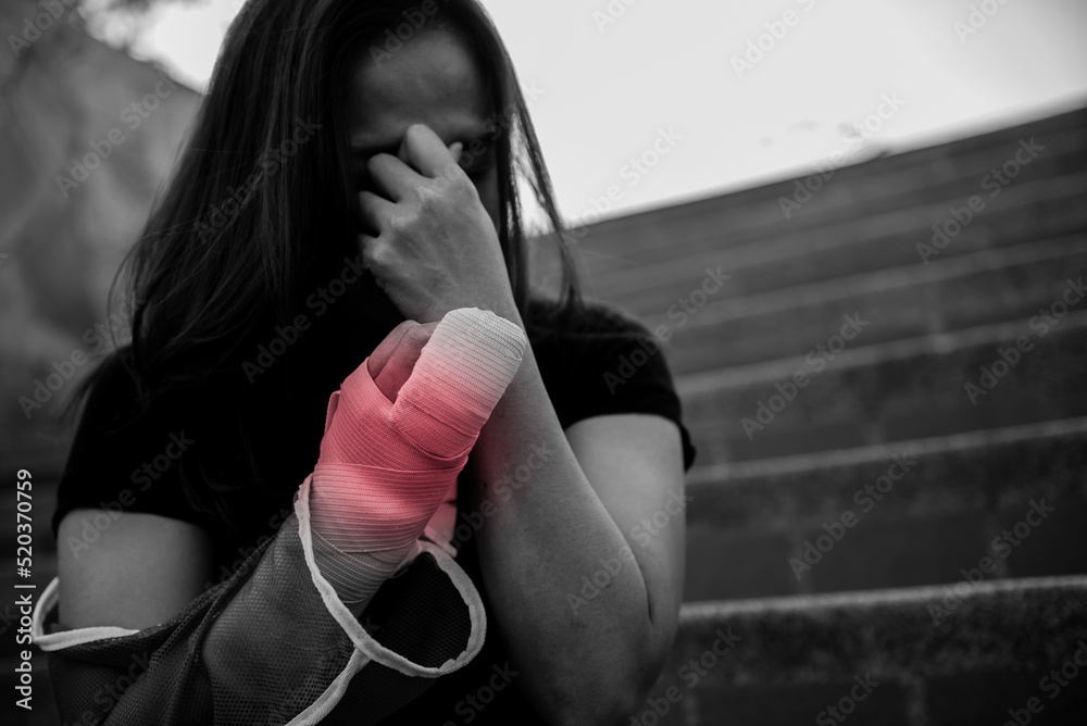 A beautiful Asian girl broke her arm and splinted,Woman accidentally ...