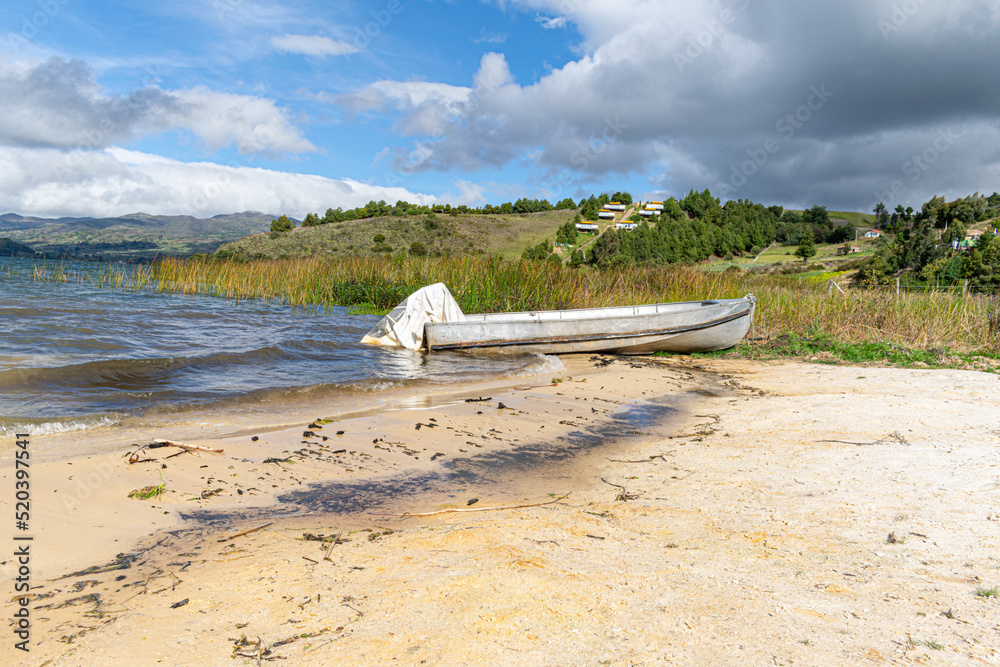 Bote o lancha navegando en la laguna de tota, ubicada en Boyacà ...